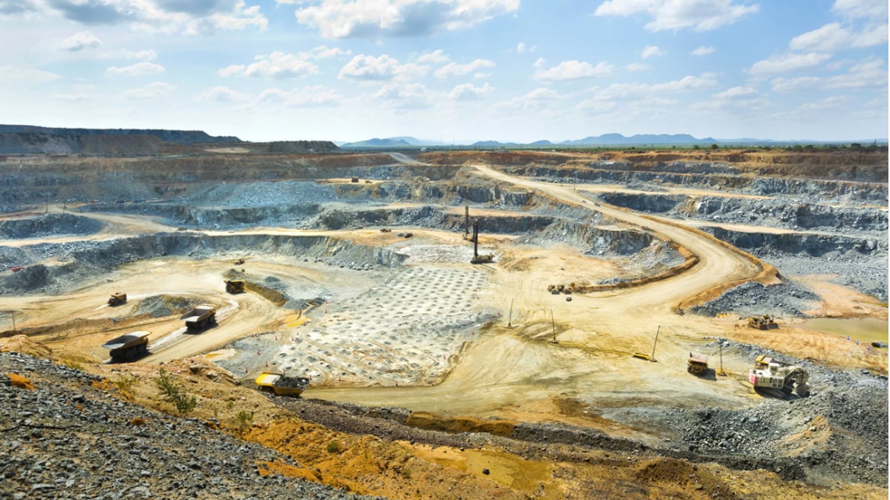 Sale of mining giant Anglo American descends into soap opera - The ...